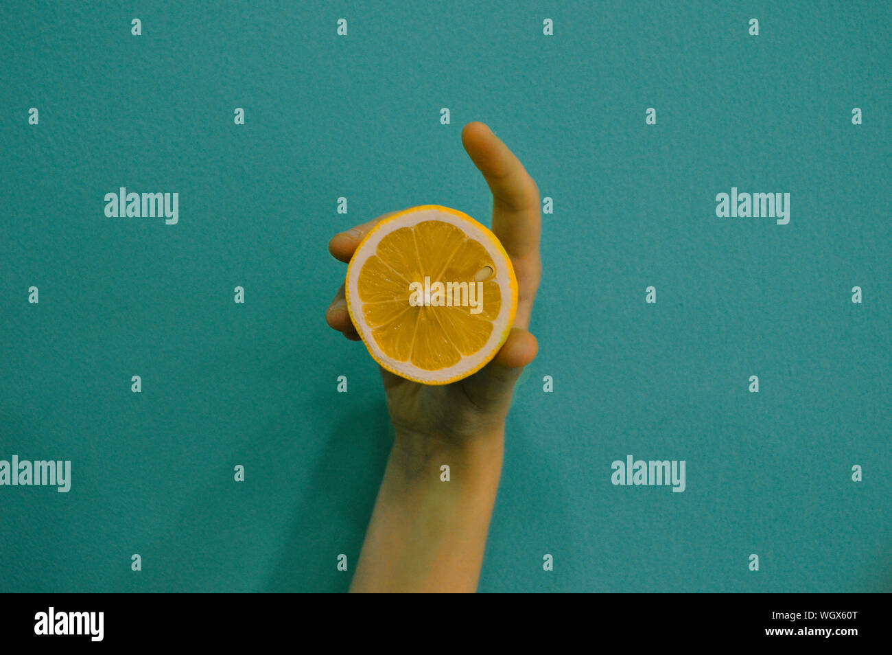 Hand holding lemon slice citrus hi-res stock photography and images - Alamy