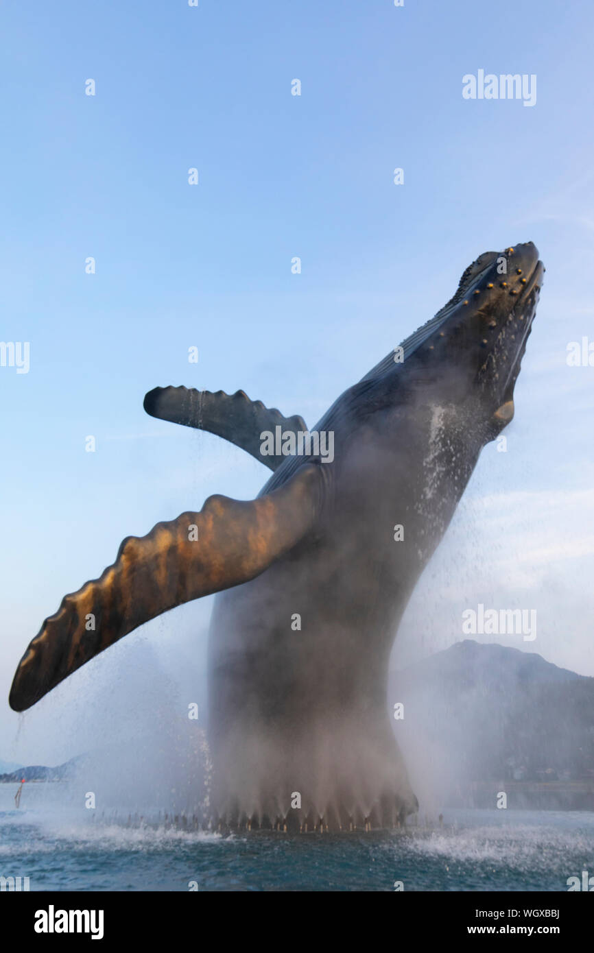 Whale statue hi-res stock photography and images - Alamy