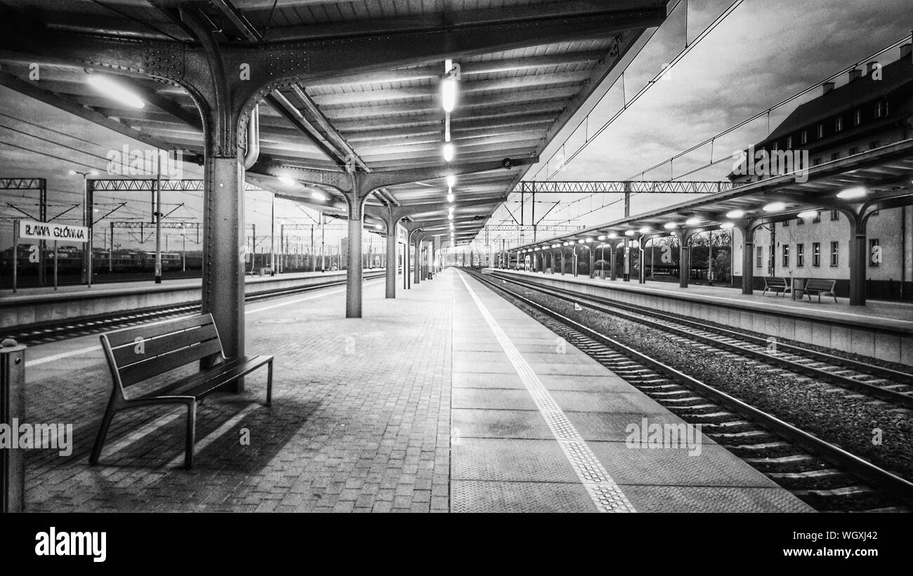 Empty railroad station platform bench hi-res stock photography and ...