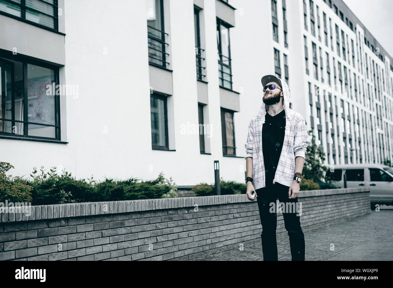 Man standing in the rain hi-res stock photography and images - Alamy