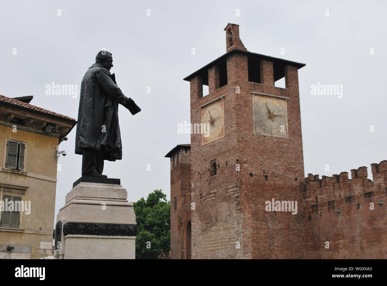 Statue clock hi-res stock photography and images - Alamy