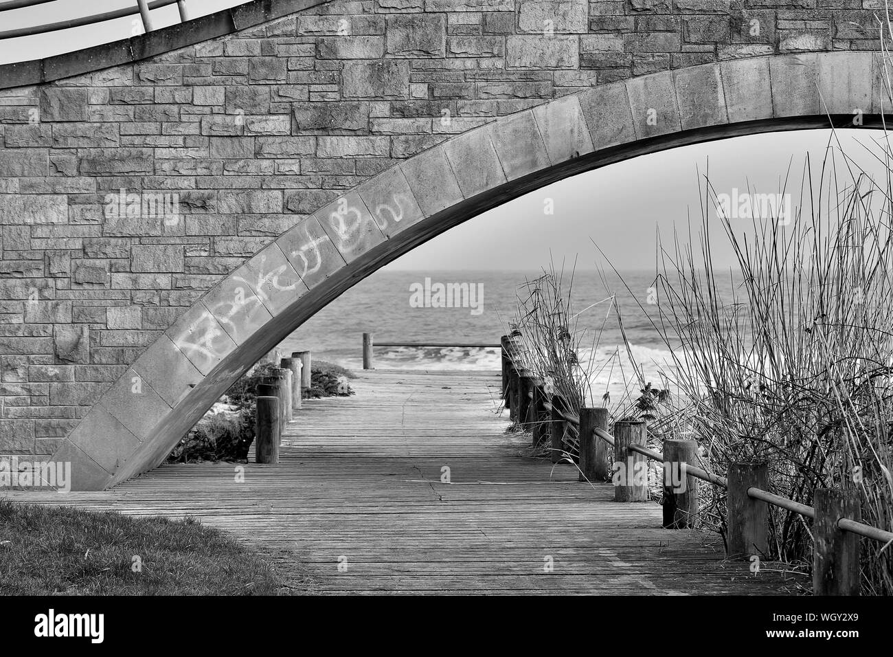 Brick bridge over water hi-res stock photography and images - Alamy