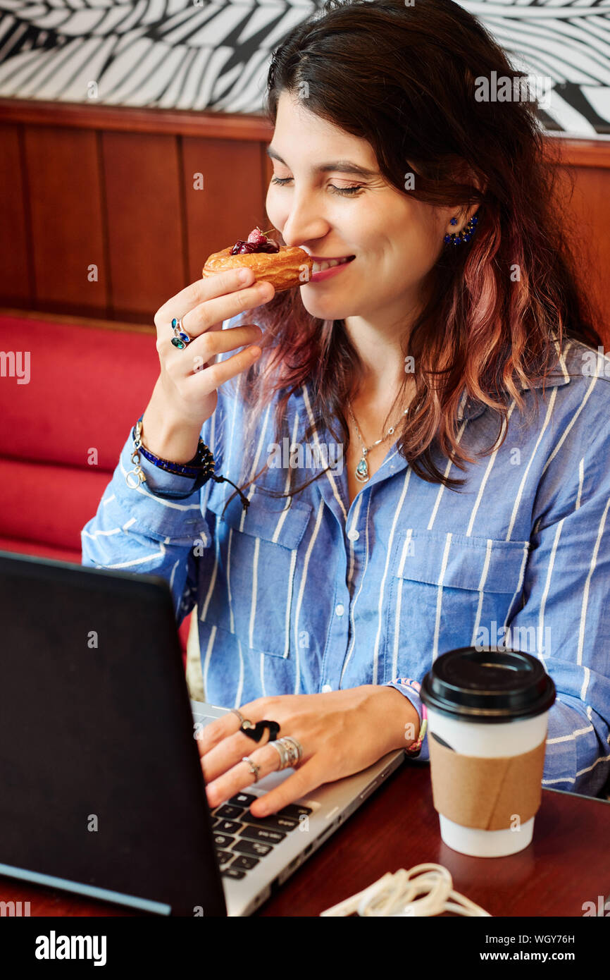 Pretty young female coder hi-res stock photography and images - Alamy