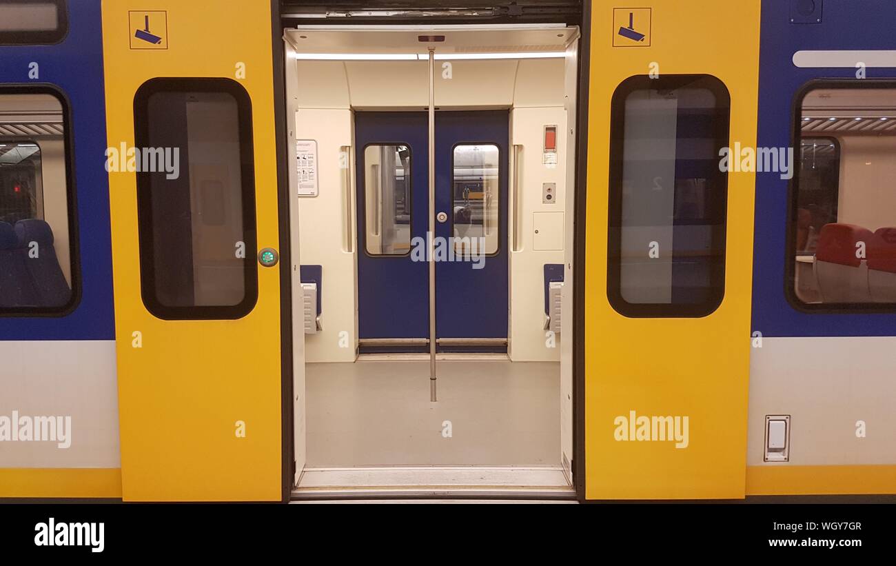 Open train door hi-res stock photography and images - Alamy
