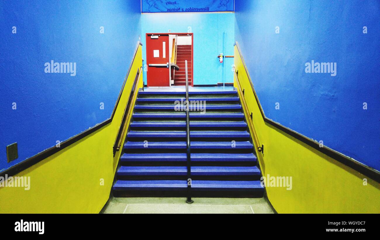 Staircases stairs steps interior hi-res stock photography and images ...