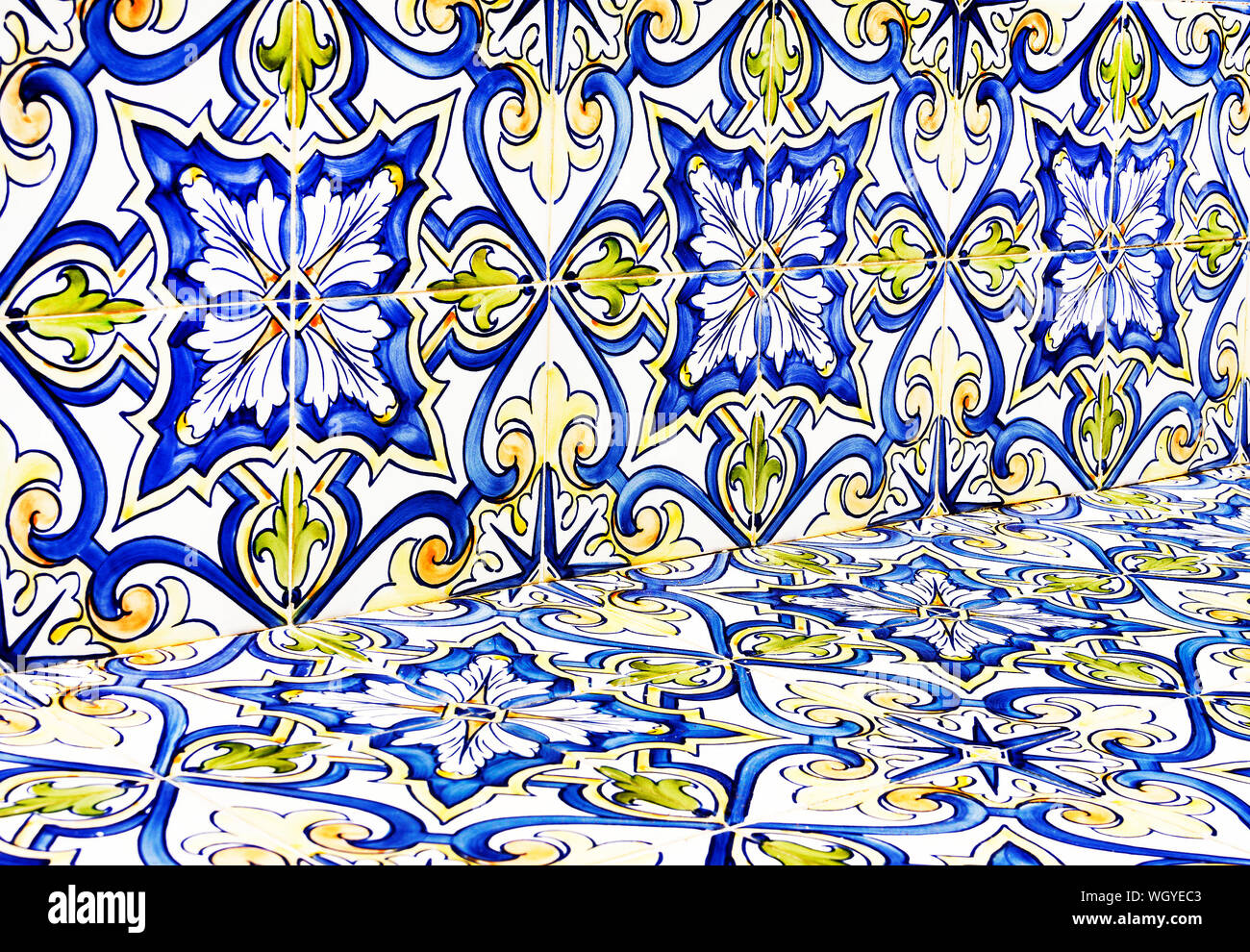 Full tile hi-res stock photography and images - Alamy