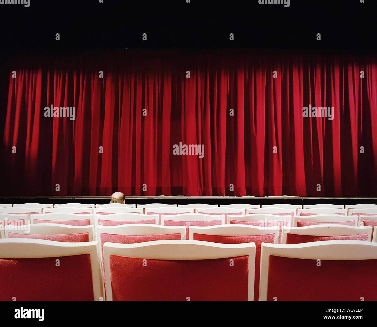 Theater audience back hi-res stock photography and images - Alamy