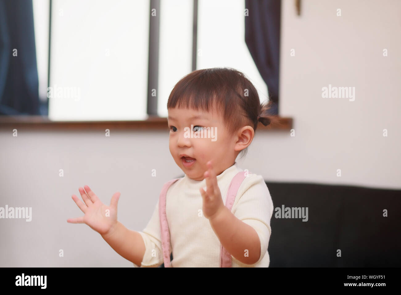 Baby clapping hi-res stock photography and images - Alamy