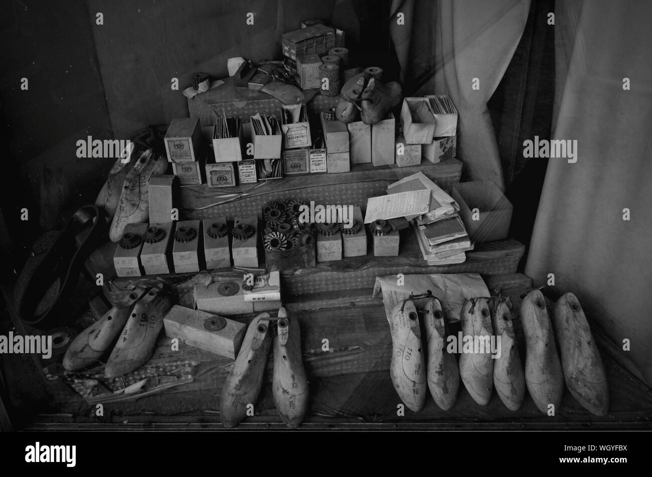 Shoe lasts hi-res stock photography and images - Alamy