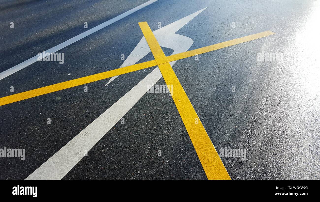 Yellow arrow road markings hi-res stock photography and images - Alamy
