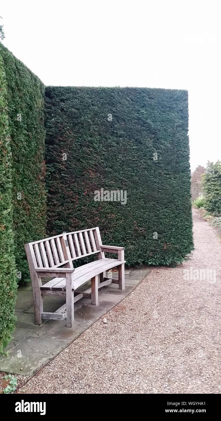 Bench hedge hi-res stock photography and images - Alamy