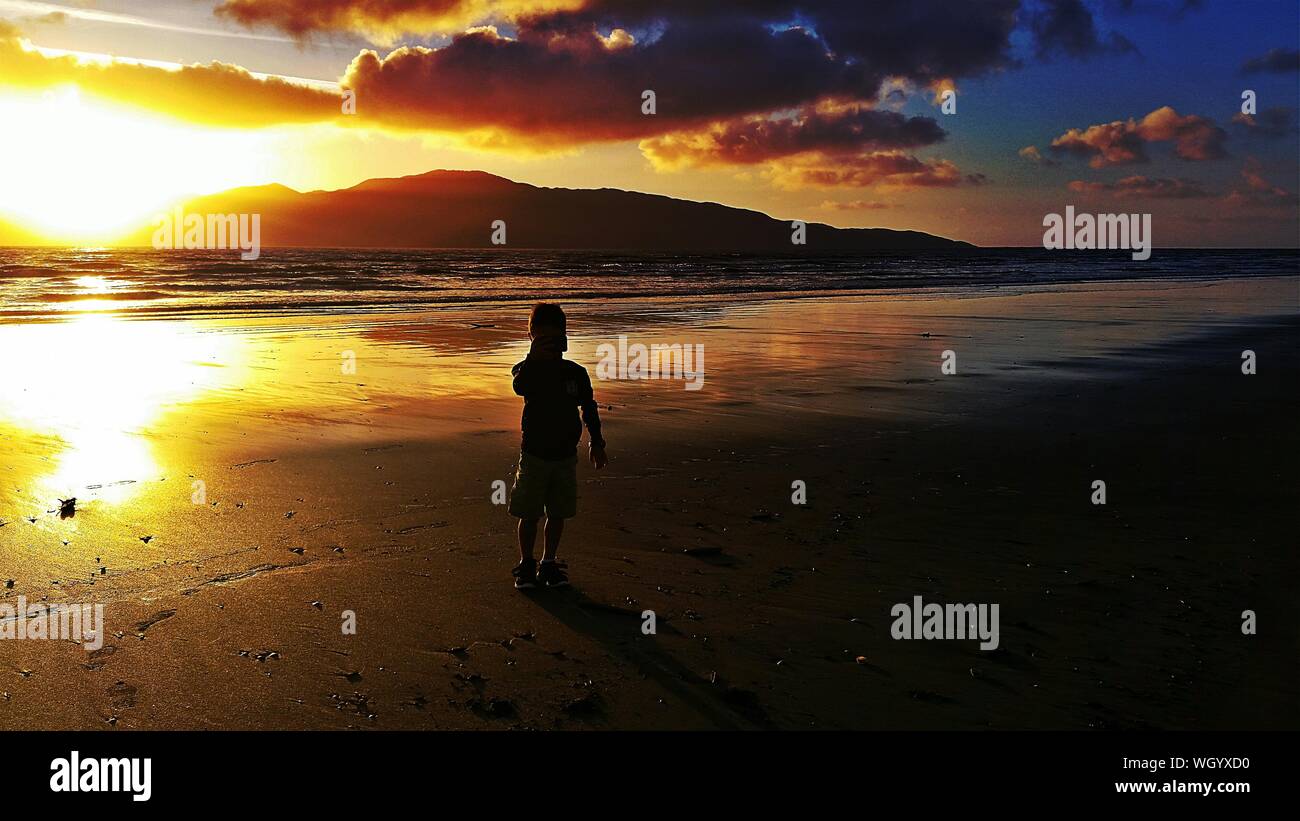 Boy at beach sunset hi-res stock photography and images - Alamy