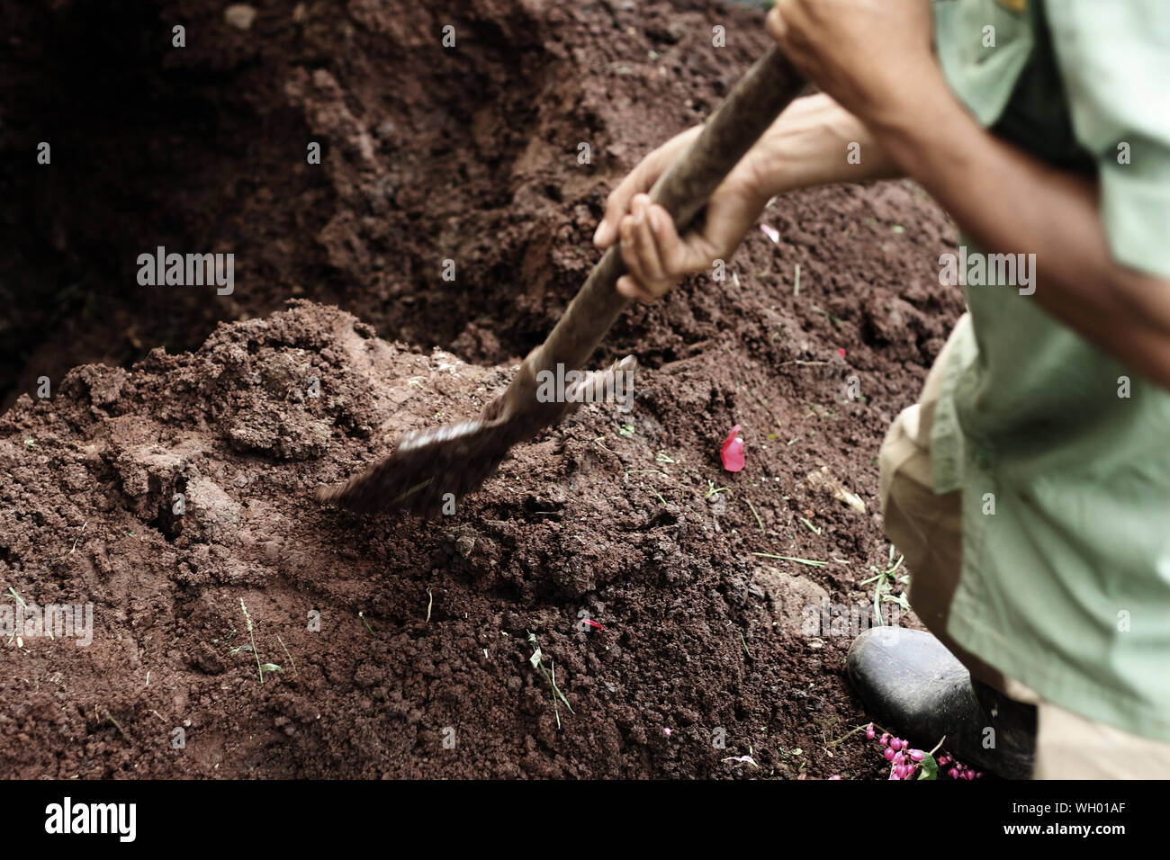 Man dirt with mud hi-res stock photography and images - Alamy