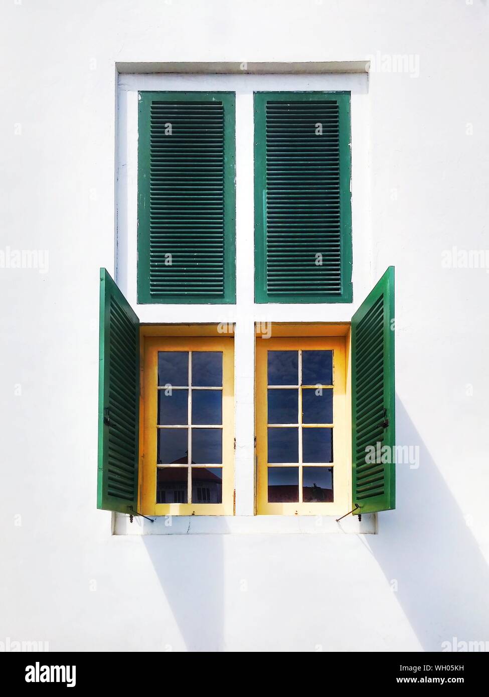 House exterior with green shutters hi-res stock photography and images ...