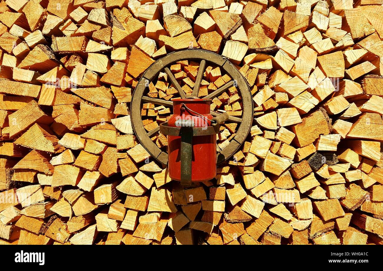 Red logs hi-res stock photography and images - Alamy