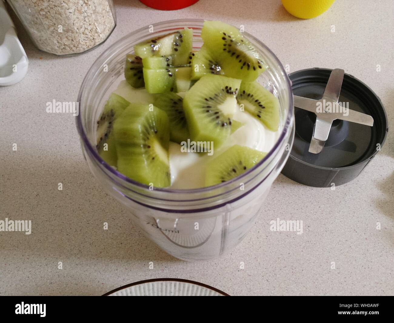 Kiwi in container hi-res stock photography and images - Alamy