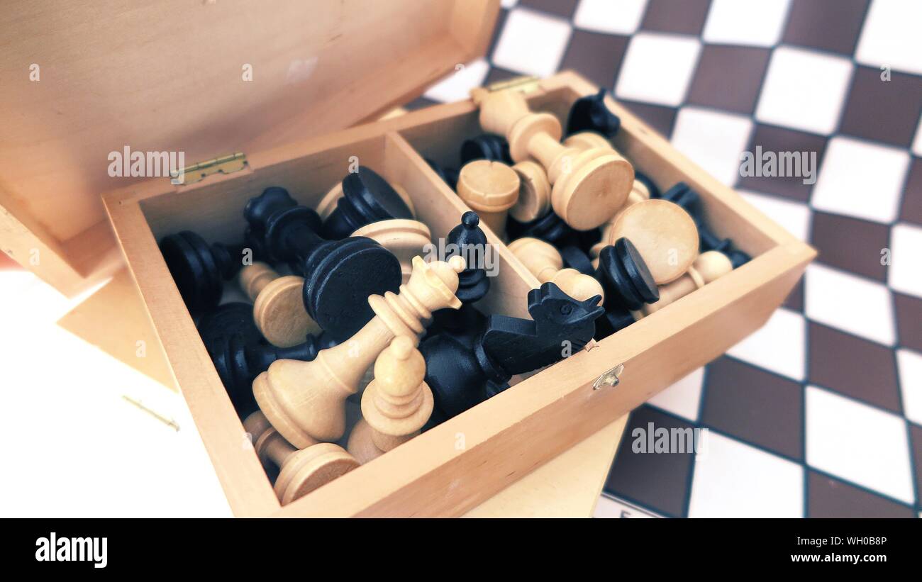 Box of chess pieces hi-res stock photography and images - Alamy