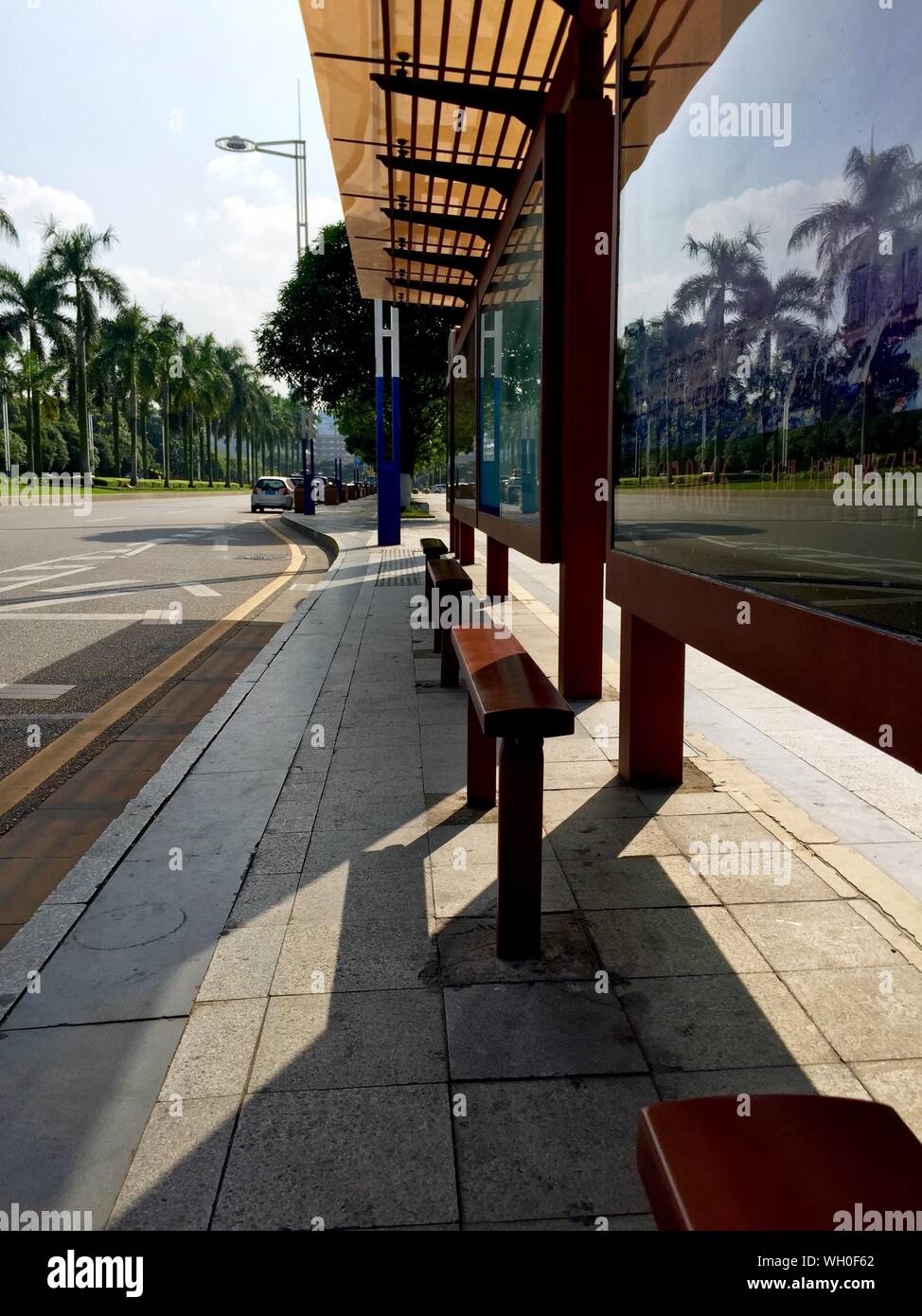 Bus stop and road hi-res stock photography and images - Alamy