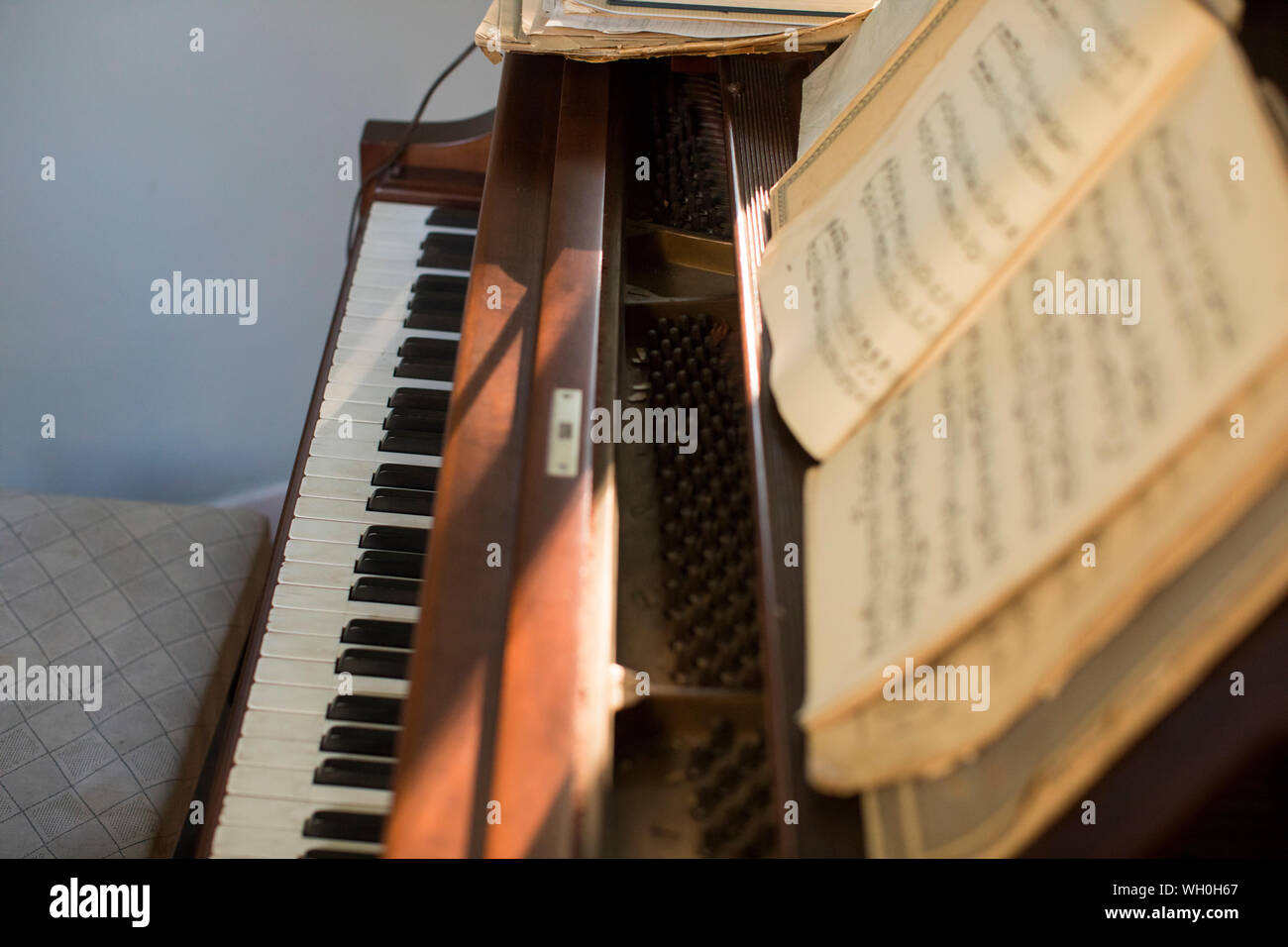 High angle view grand piano hi-res stock photography and images - Alamy