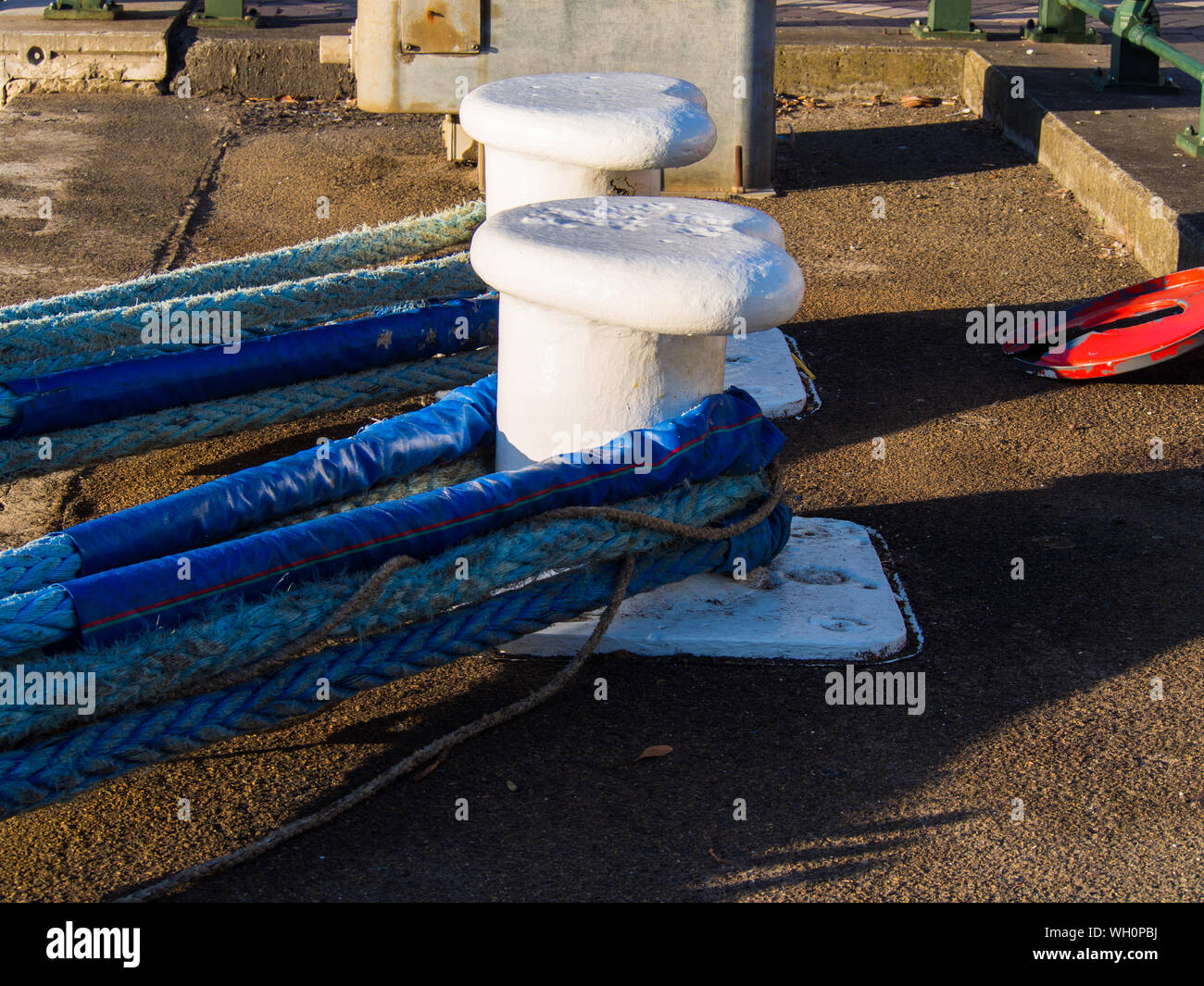 Bollards and white rope hi-res stock photography and images - Alamy
