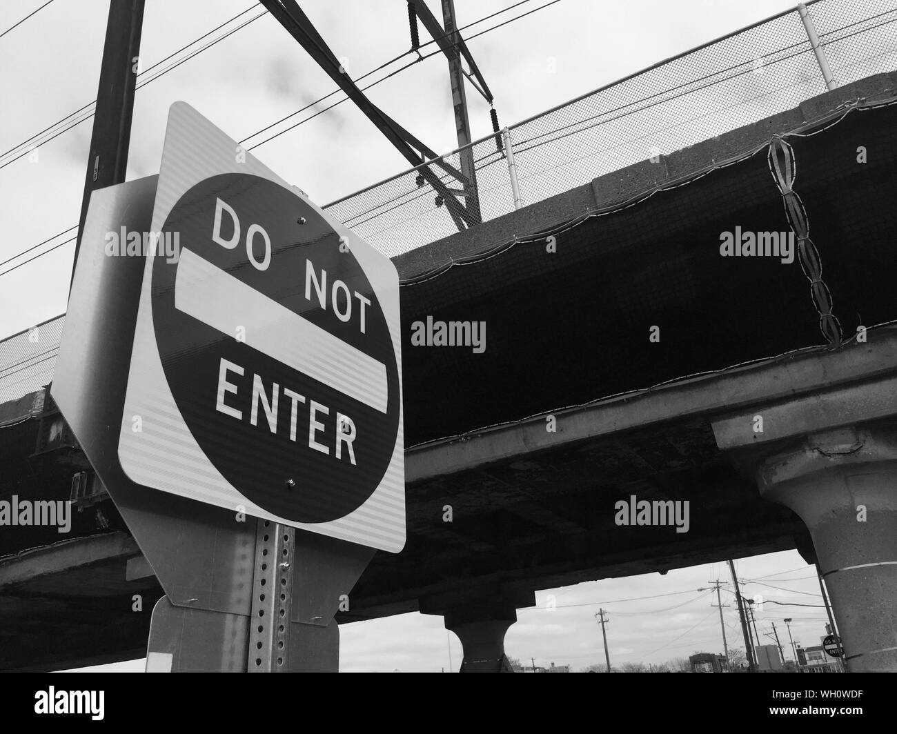 Railway bridge sign hi-res stock photography and images - Alamy