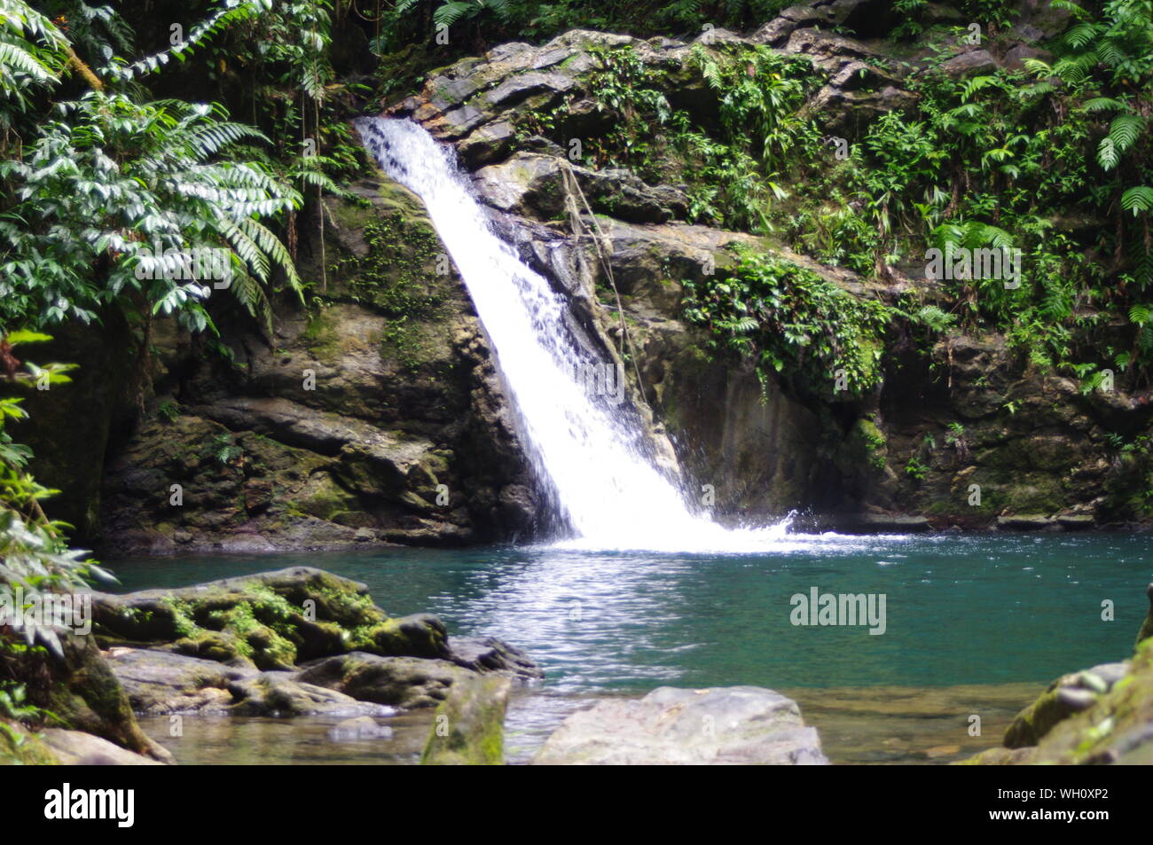 Water falling into lake hi-res stock photography and images - Alamy