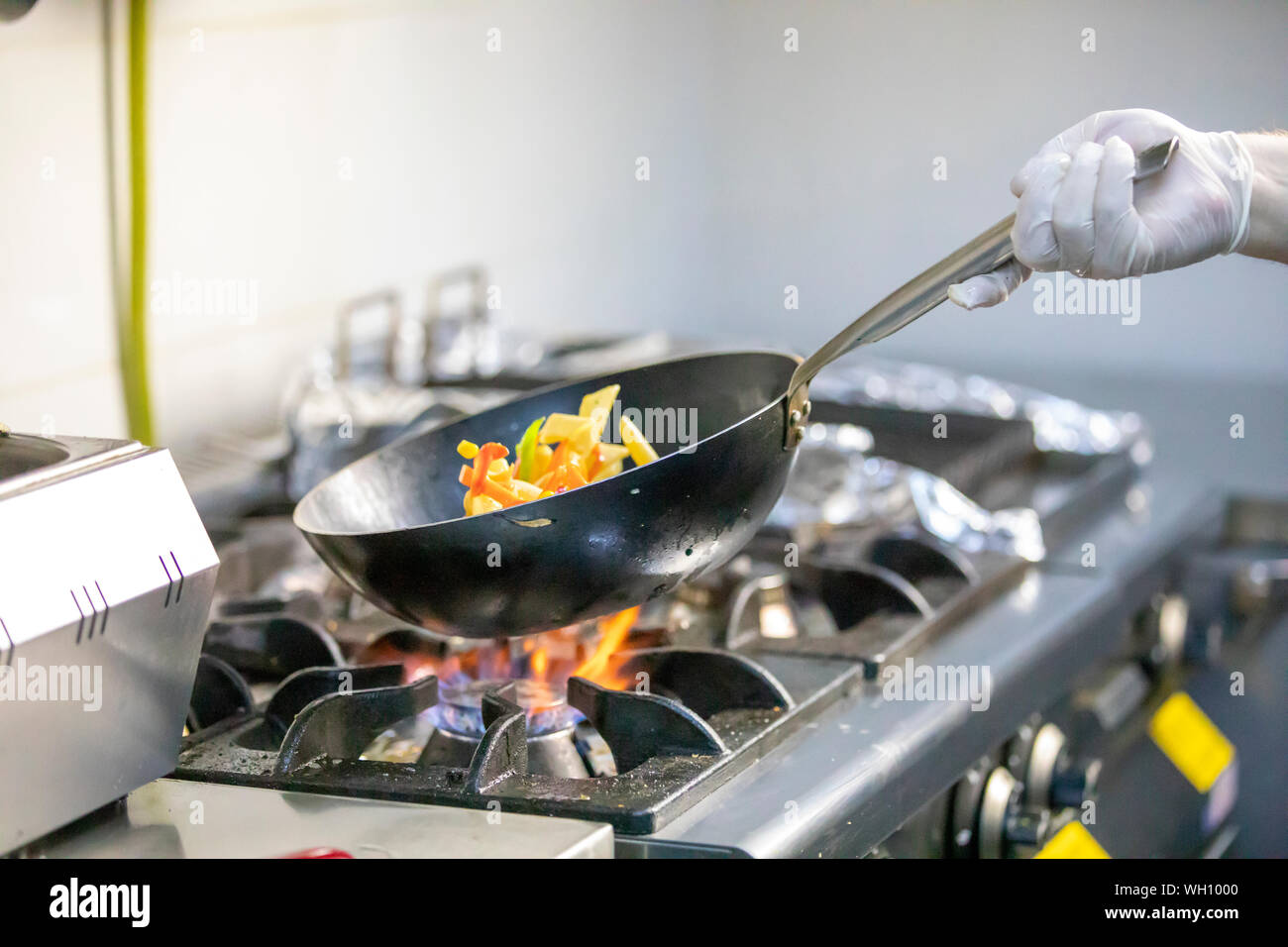 Wok flame hi-res stock photography and images - Alamy