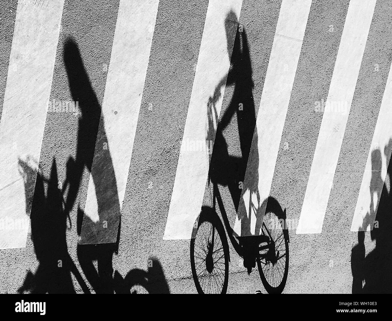 Women riding bicycle hi-res stock photography and images - Alamy