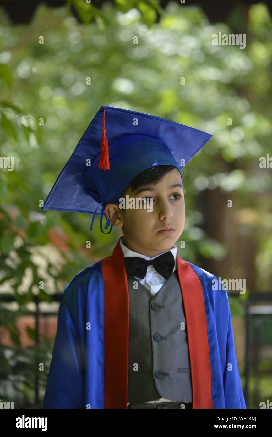Graduation boy hi-res stock photography and images - Alamy