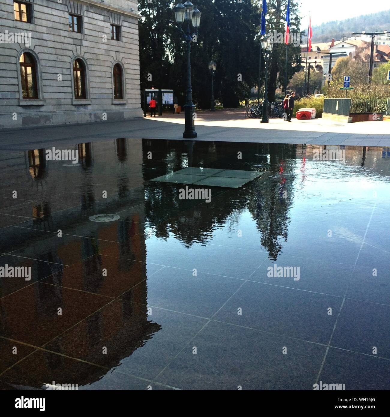 Sunlight reflection building exterior hi-res stock photography and ...