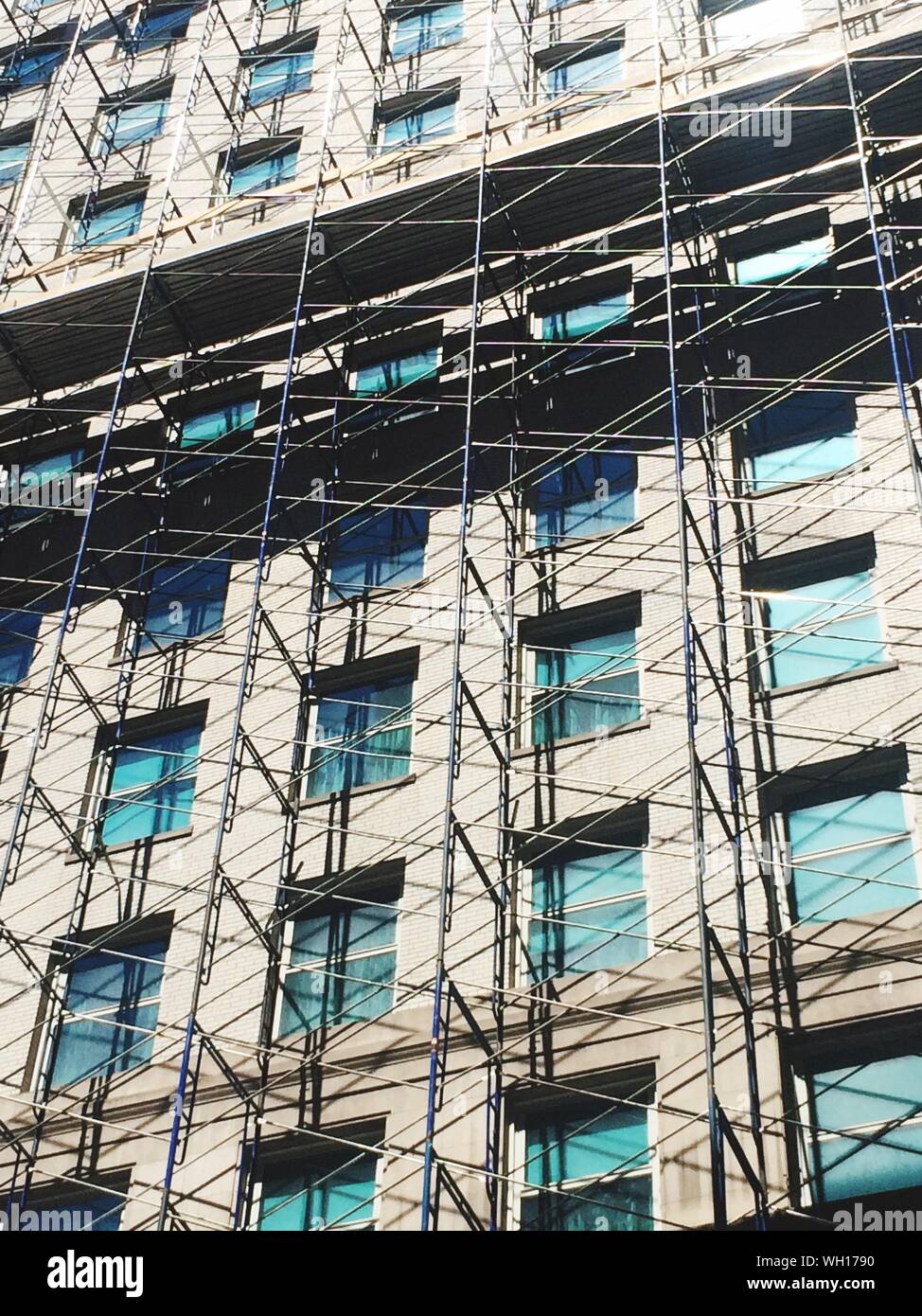 Scaffolding outside of building hi-res stock photography and images - Alamy