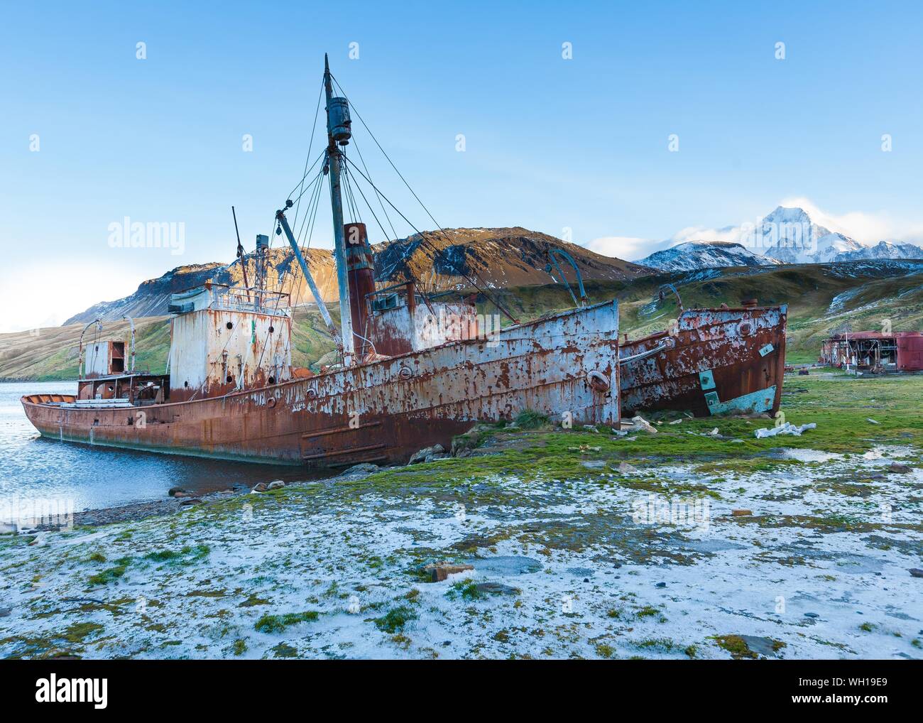Run down boats hi-res stock photography and images - Alamy