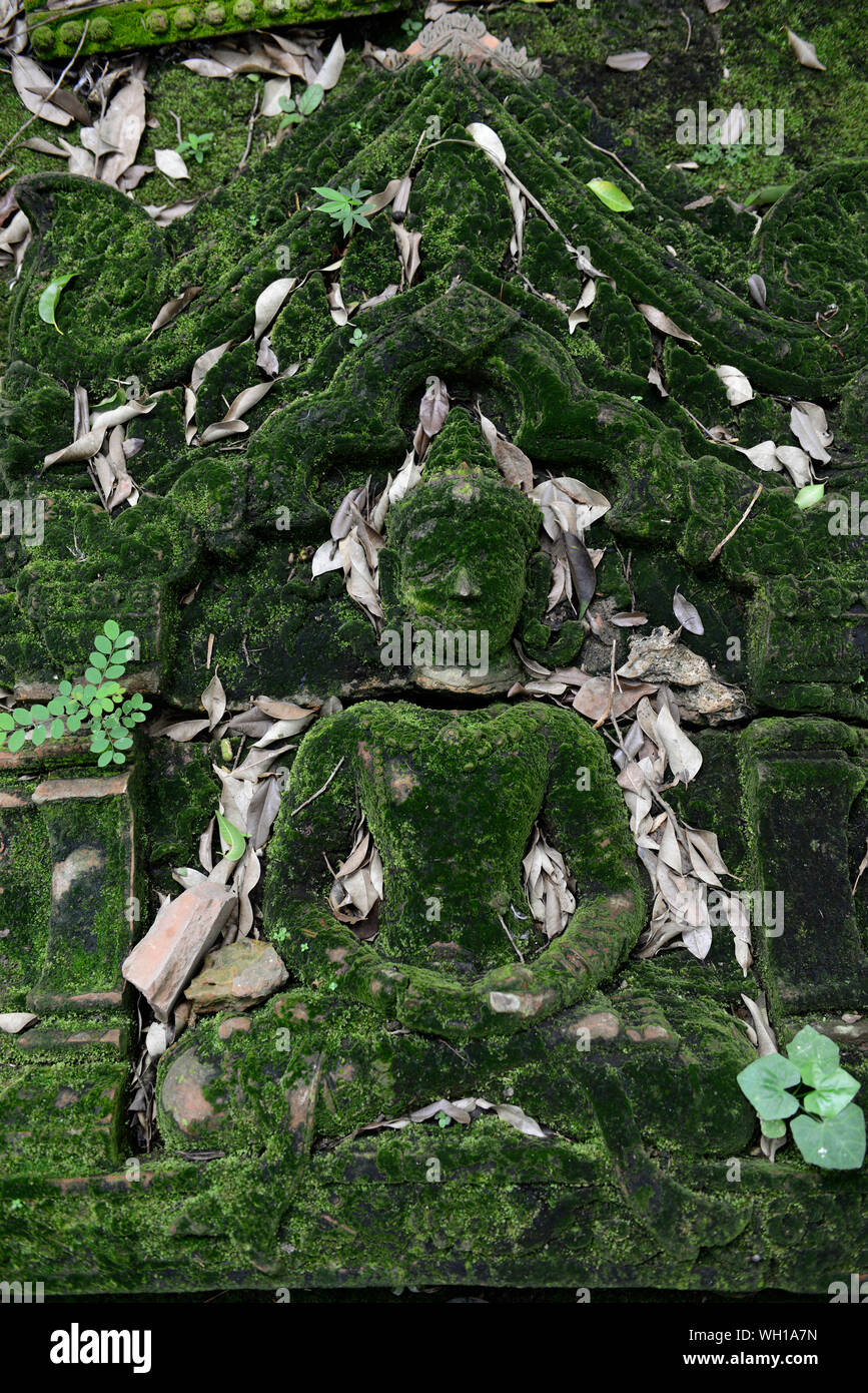 Moss old statue hi-res stock photography and images - Alamy