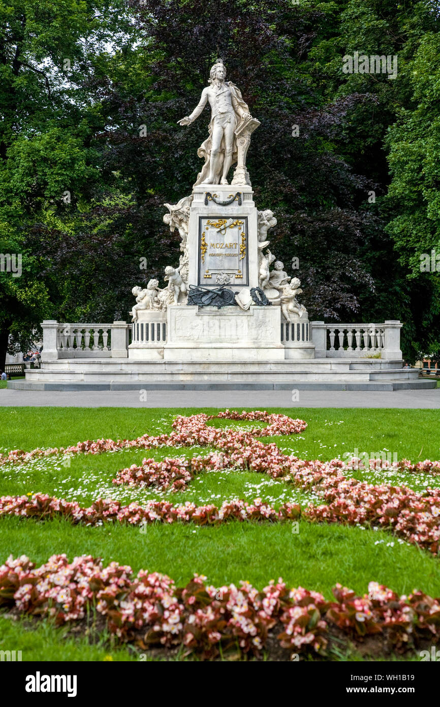 Statue of Mozart in Stadtpark in Vienna Austria Stock Photo - Alamy
