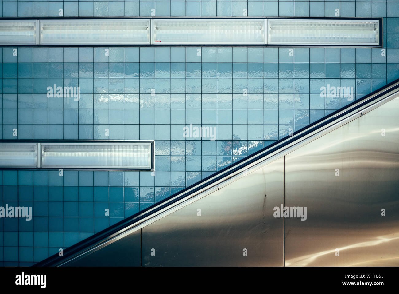 Subway station wall hi-res stock photography and images - Alamy