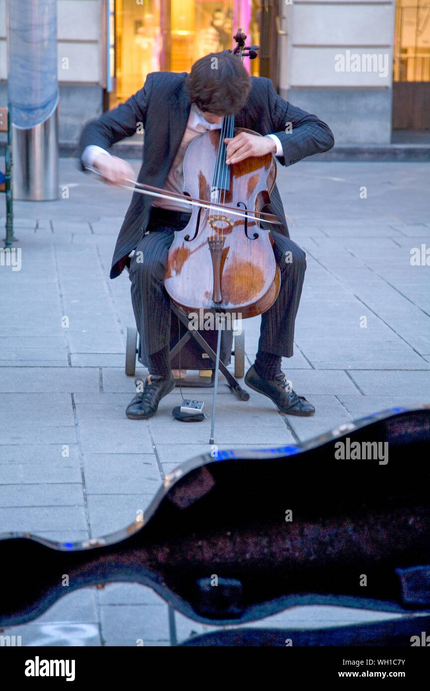 Busker playing the cello hi-res stock photography and images - Alamy