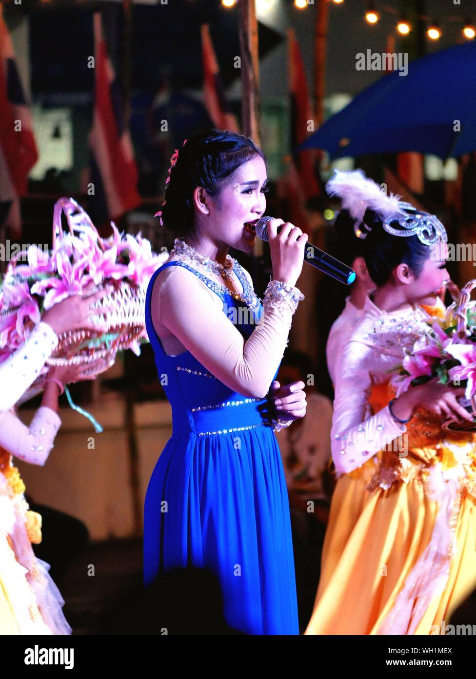 Singing on stage hi-res stock photography and images - Alamy