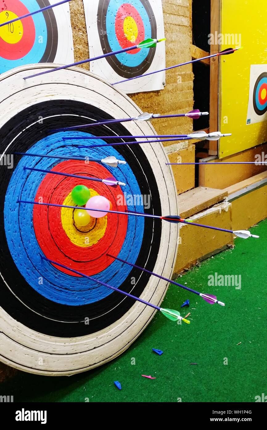 Target with arrows hi-res stock photography and images - Alamy