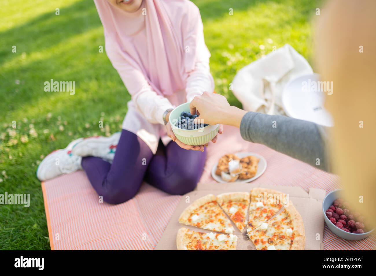Two women eat lunch outside hi-res stock photography and images - Alamy