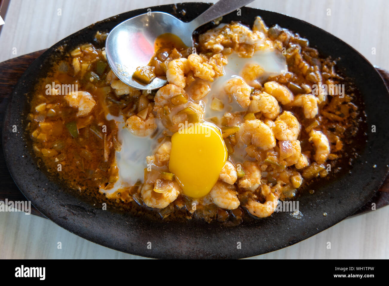 Famous filipino food - sizzling gambas, Philippines Stock Photo - Alamy