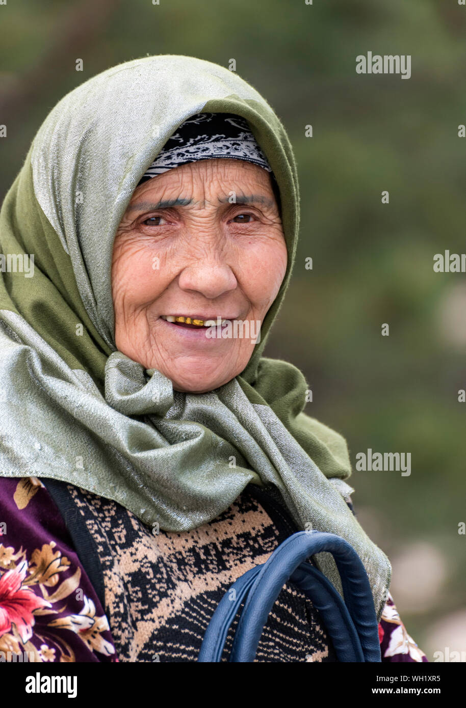 Uzbek woman portrait hi-res stock photography and images - Alamy