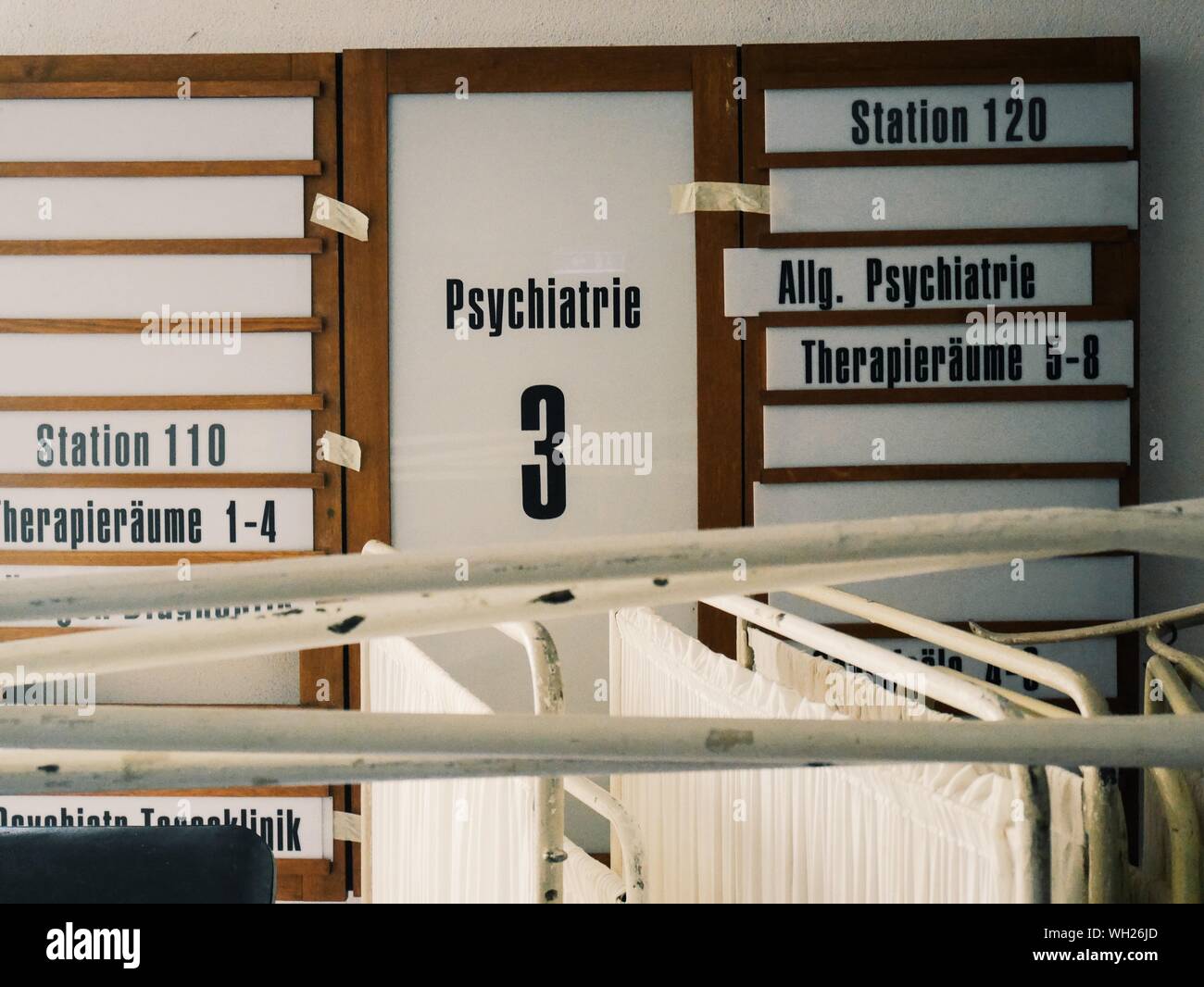 Hospital signs hi-res stock photography and images - Alamy