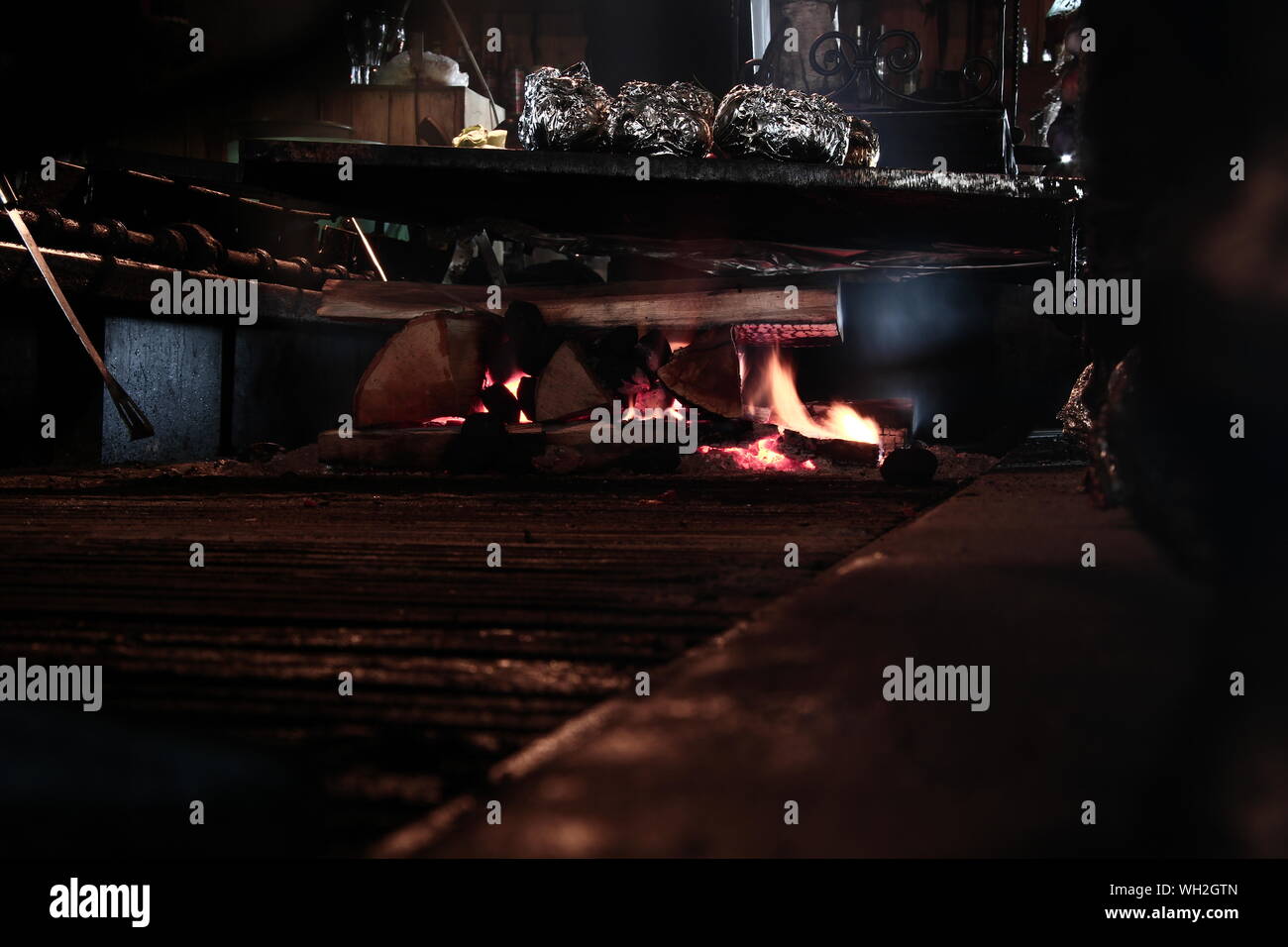 Food by the fire hi-res stock photography and images - Alamy