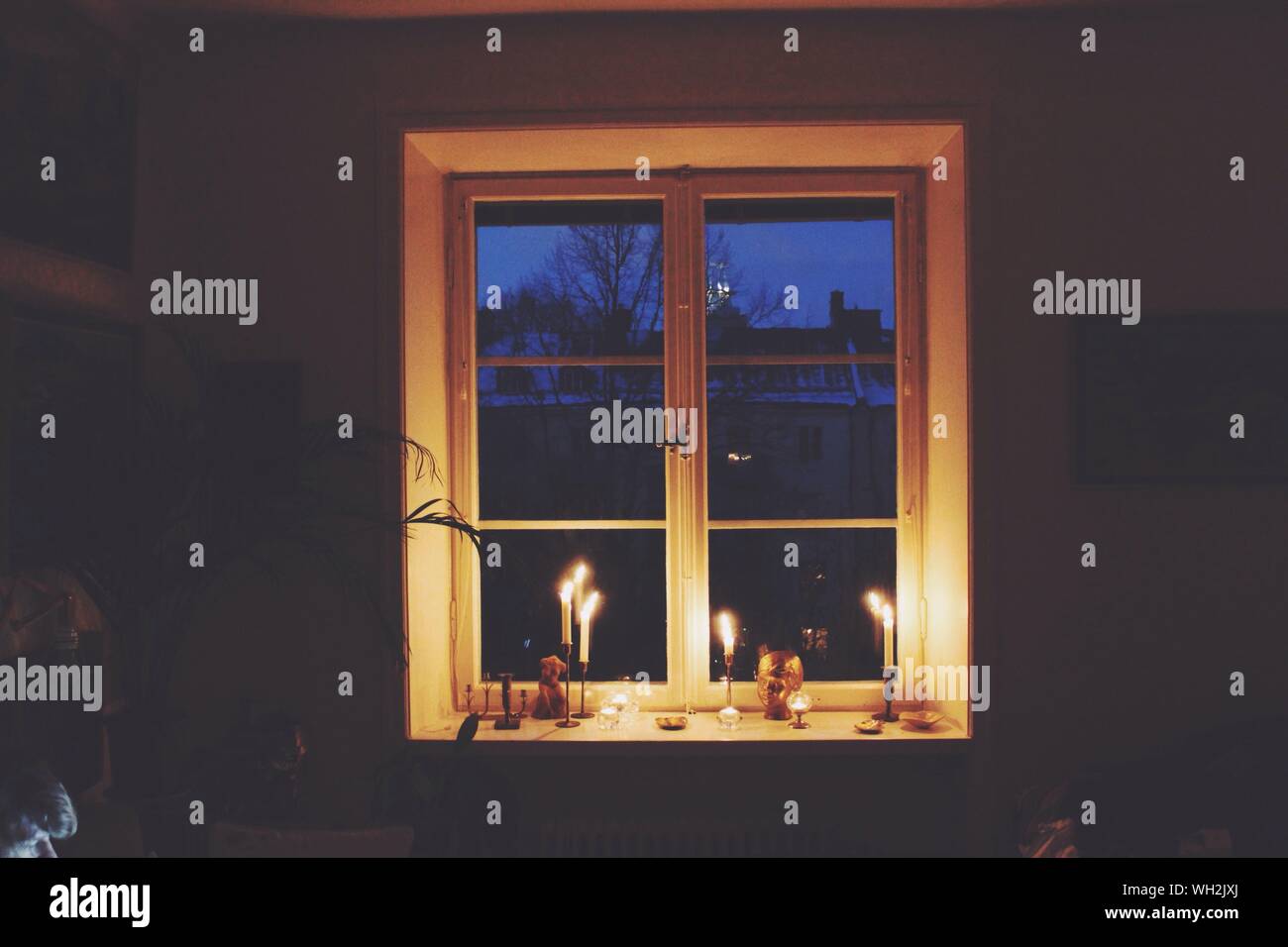 Candles window home hi-res stock photography and images - Alamy