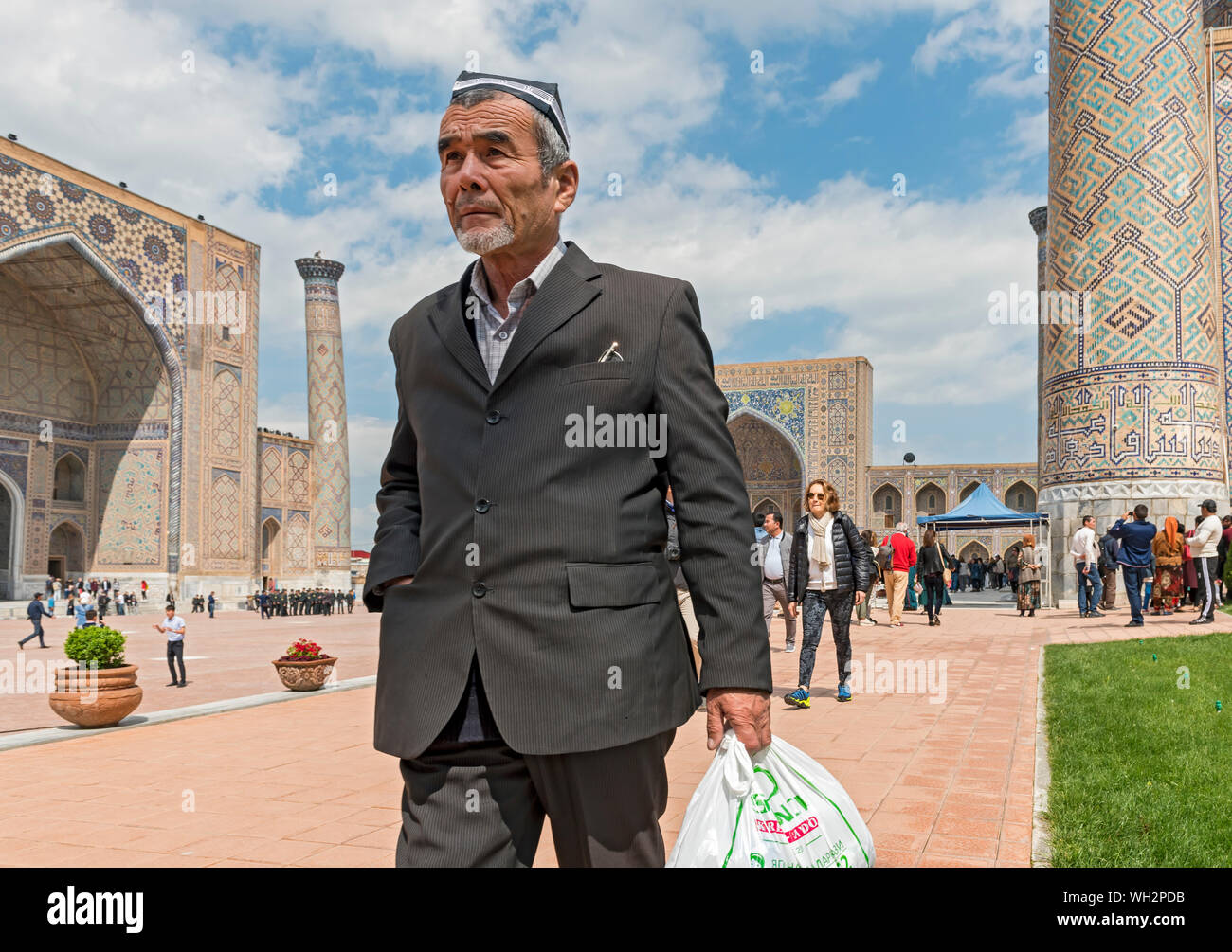 Uzbek man at Registan square, Samarkand, Uzbekistan Stock Photo - Alamy