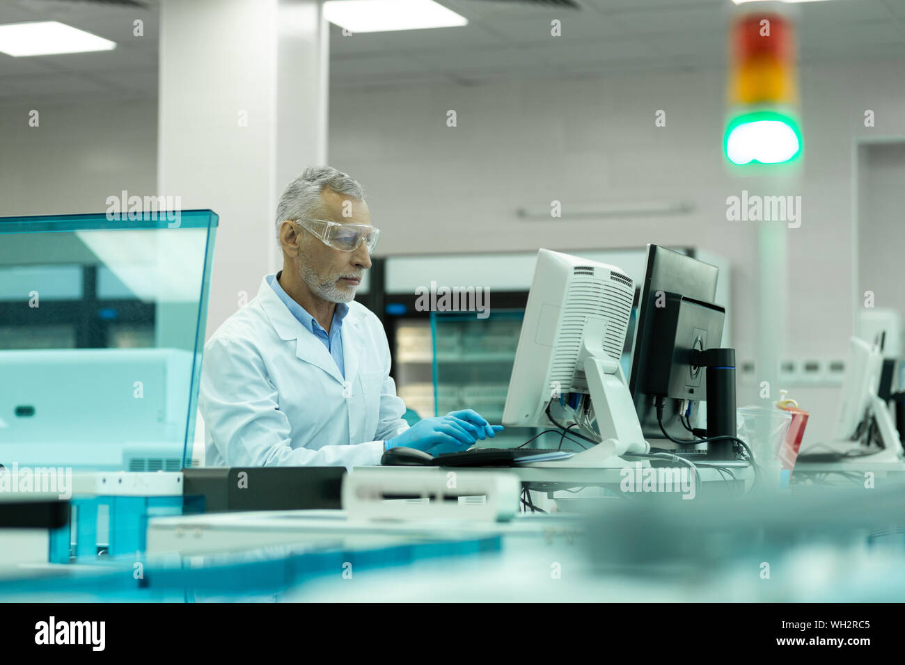 Scientist man thinking screen hi-res stock photography and images - Alamy