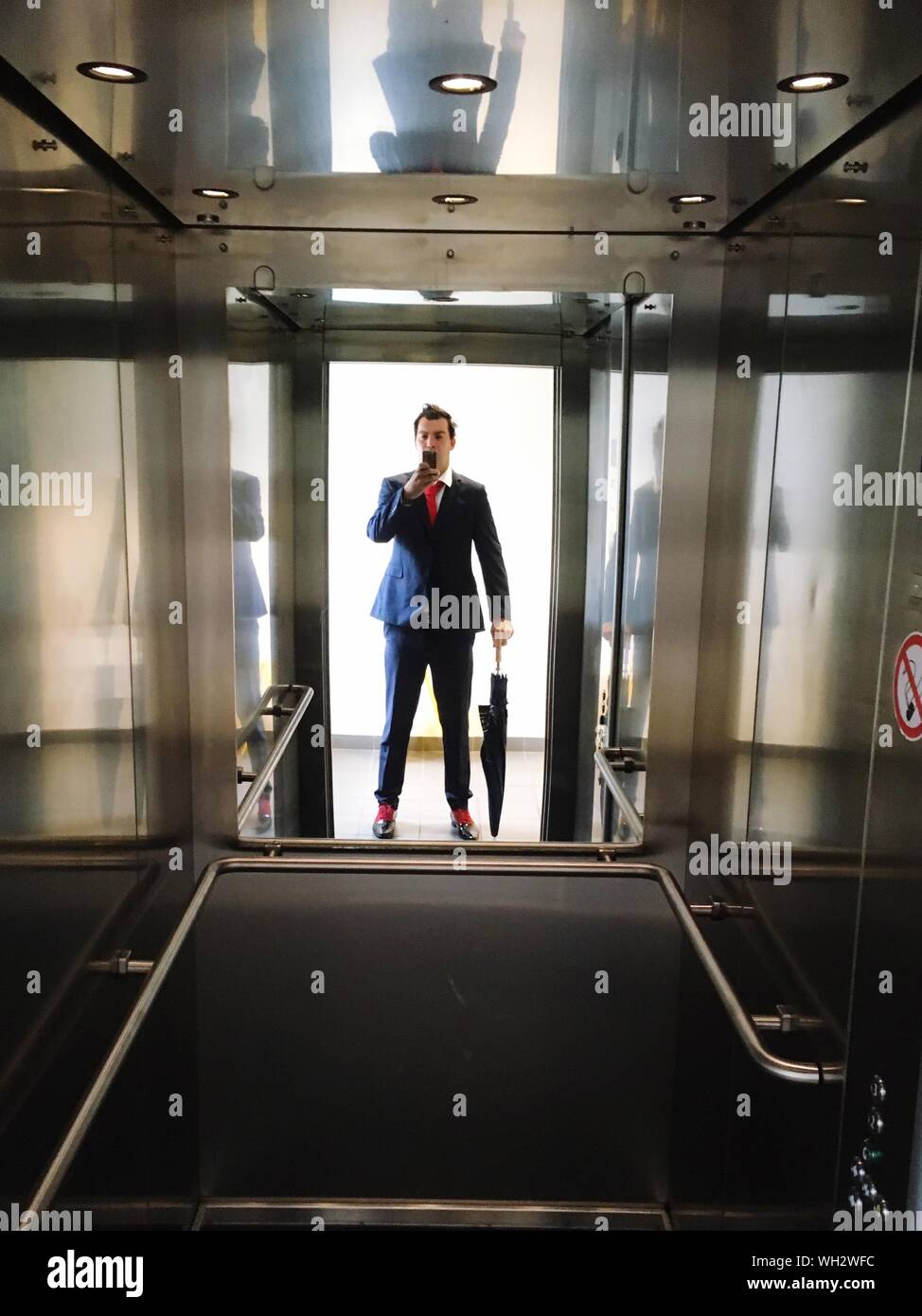 Full elevator people hi-res stock photography and images - Alamy