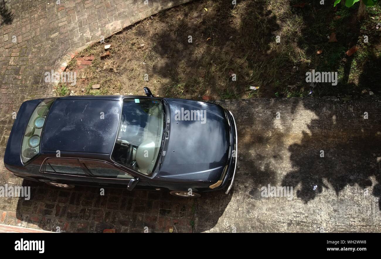 Car parked on footpath hi-res stock photography and images - Alamy
