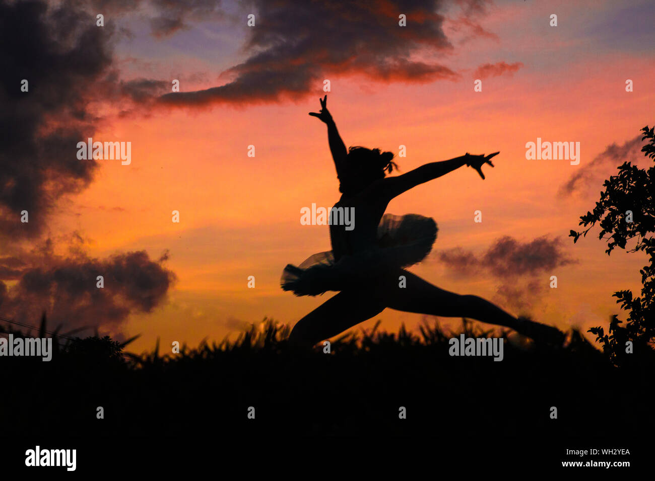 Ballet dancer in sunset hi-res stock photography and images - Alamy