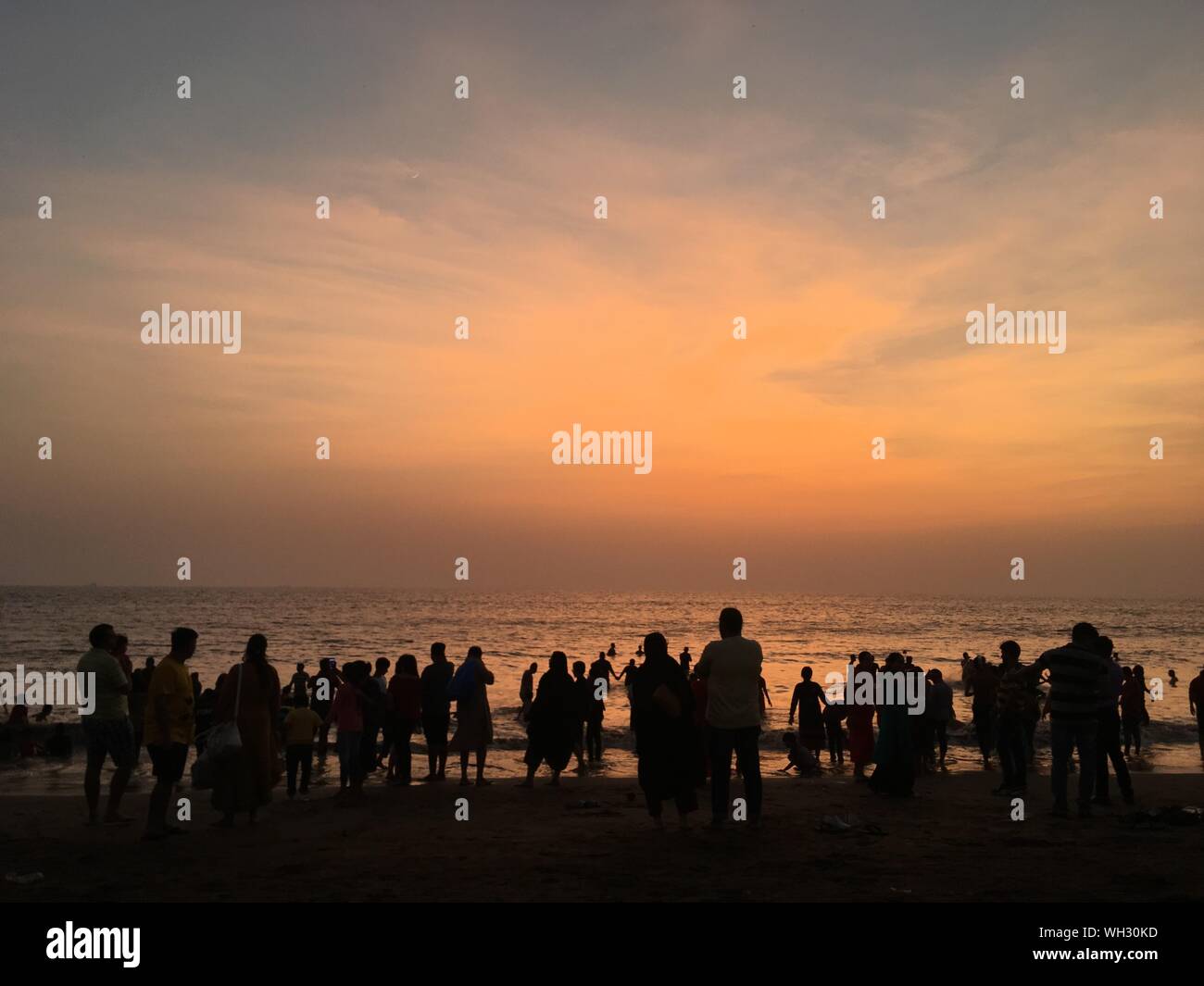 Crowd silhouette sunset hi-res stock photography and images - Alamy